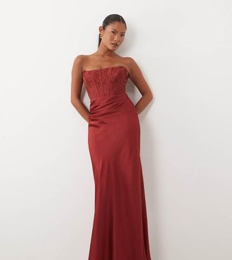 Forever New Robe longue en satin avec corset drap&eacute; en dentelle - Rouille-Rouge