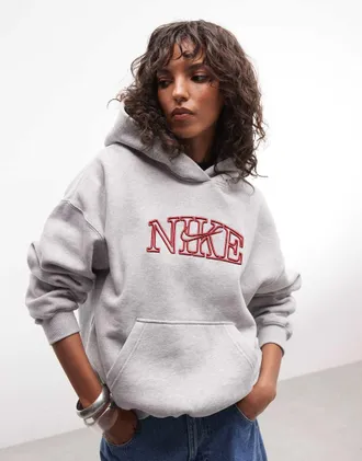 Nike Studio - Sweat-shirt oversize en polaire semi-&eacute;paisse avec logo style universitaire - Gris