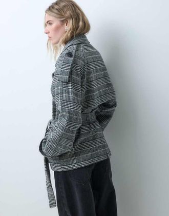 Asos trench-coat habill&eacute; court &agrave; &eacute;paules marqu&eacute;es &agrave; carreaux noir et blanc