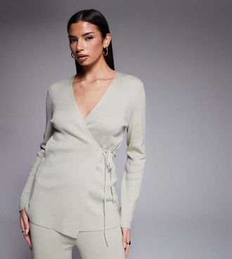 KAIIA Exklusiv - Wickeloberteil aus Rippstrick in Salbeigr&uuml;n mit gewickelter Vorderseite, Kombiteil-Wei&szlig;