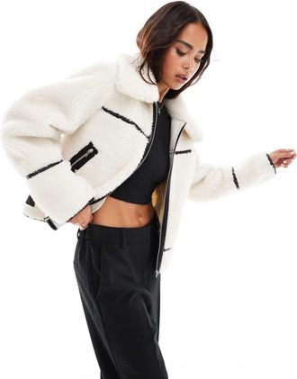 Miss Selfridge Kontrastierende Trucker-Jacke aus Teddyfell in Cremeweiß