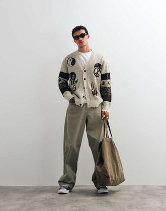 AllSaints Bram Strickjacke mit gesticktem Grafiklogo in Braun/Ecru-ROT