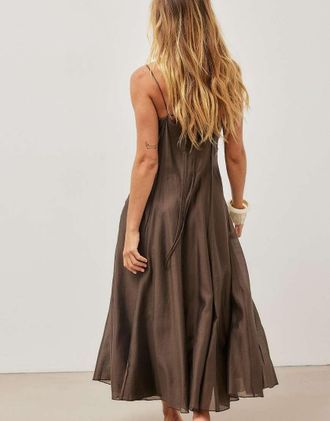 NA-KD robe midi &agrave; bretelles avec d&eacute;tail de couture marron