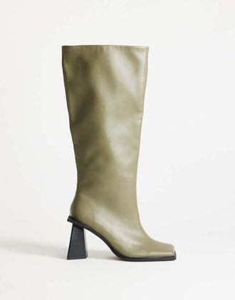 Topshop Tabitha kniehoher Stiefel mit Absatz und verl&auml;ngertem Schaftrand in Gr&uuml;n