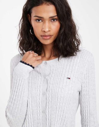 Tommy Jeans Strickjacke mit Flaggenlogo und Zopfmuster in Hellgrau