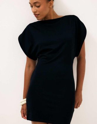 NA-KD robe courte sculpturale en punto noire