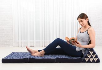 Leewadee Bequeme Japanische Bodenmatratze - Thai Bodenliege mit Dreieckskissen - Futon Klappmatte - Thai Massagematte, 170 x 53 cm, Blau Wei&szlig;