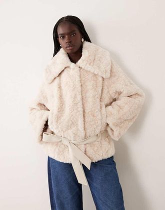 4th & Reckless Jacke aus flauschigem Borg mit Oversize-Kragen und Bindedetail in Creme-Wei&szlig;