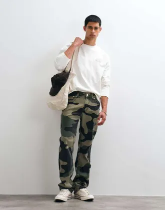 True Religion jean en serg&eacute; coupe ample Ricky &agrave; rabat imprim&eacute; camouflage vert