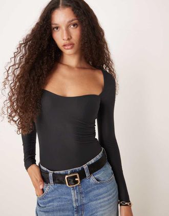 Abercrombie & Fitch Lang&auml;rmliges Oberteil in Schwarz mit integriertem BH und herzf&ouml;rmigem Ausschnitt