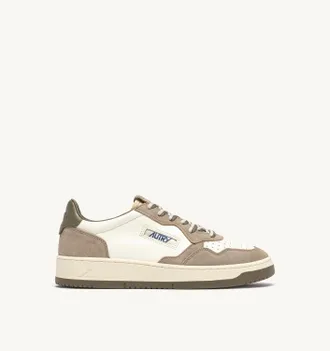 Autry BASKETS MEDALIST LOW EN CUIR ET DAIM COVERT GREEN ET LICORICE