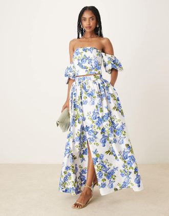 Vero Moda Jupe mi-longue volumineuse densemble à fleurs - Bleu et blanc