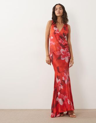 Asos Robe longue en satin modal de qualit&eacute; sup&eacute;rieure avec d&eacute;collet&eacute; plongeant et imprim&eacute; fleurs - Rouge-Multi