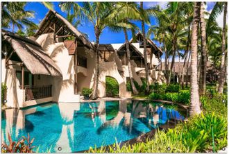 Wallario Outdoor-Poster f&uuml;r Garten oder Balkon Tropisches Resort mit Palmen, Motivbanner Gr&ouml;&szlig;e: ca. 120 x 180 cm, Outdoor-Bild