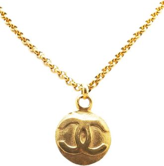 Chanel collier en plaqu&eacute; or &agrave; pendentif logo circulaire CC (1980-1990)