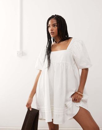 Reclaimed Vintage Robe babydoll courte en serg&eacute; denim doux &agrave; nervures - &Eacute;cru-Blanc