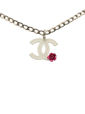 Chanel collier &agrave; pendentif Silver and Resin CC Camellia (2004) - Argent