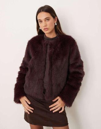 Gina Tricot Gina Tricot - Kurze Kunstpelzjacke in Burgunderrot