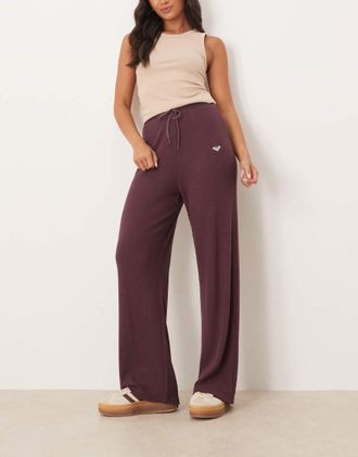 Roxy Rise & Vibe New - Gerippe, weit geschnittene Sporthose in Schwarzbeere-Rot