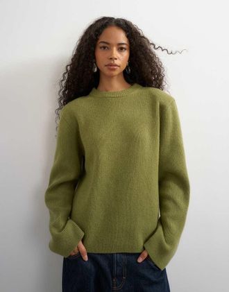 Topshop Premium-Pullover aus reiner Lammwolle mit Schulterpolstern in Gr&uuml;n mit blauen Kontrastabschl&uuml;ssen-Keine Farbe