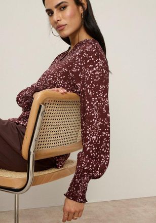 Tamaris Druckbluse mit figurumspielender Passform und h&uuml;ftbedeckender L&auml;nge mit gebl&uuml;mtem Muster, aus Viskose