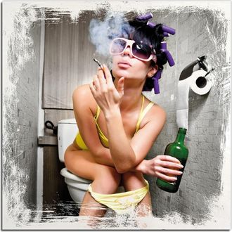 Wallario Wandbild aus Holz Kloparty - Sexy Frau auf Toilette Zigarette & Schnapsflasche - farbig - 40 x 40 cm in Premium-Qualität: Brillante Farben