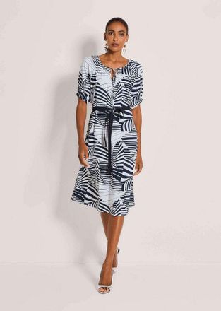 Madeleine Maxikleid Druckkleid mit grafischem Muster Viskosekleid mit Rundhals, Bindeband, Kurzarm und Kniel&auml;nge