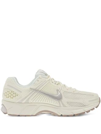 Nike baskets Zoom Vomero 5 m&eacute;tallis&eacute;es - Tons neutres