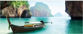 Wallario Glasbild Fischerboot in Thailand blaues Meer und Steinfelsen - 50 x 125 cm Wandbilder Glas in Premium-Qualität: Brillante Farben, freischwebende Optik