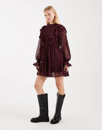 Miss Selfridge Victoriana - Robe ajust&eacute;e et &eacute;vas&eacute;e en dentelle - Figue-Blanc