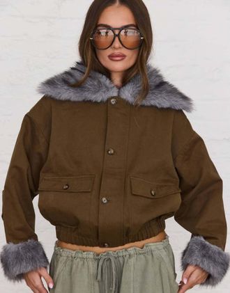 Aria Cove Bomberjacke mit Kontrast-Kunstfellkragen und &Auml;rmelb&uuml;ndchen-Detail in Khaki-Gr&uuml;n
