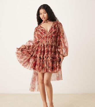 Lace & Beads Petite Robe courte en tulle &agrave; volants &eacute;tag&eacute;s avec d&eacute;collet&eacute; plongeant et foulard - Imprim&eacute; roses-Rouge