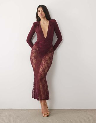 Asos robe longue en dentelle &agrave; manches longues avec d&eacute;tail drap&eacute; en bordeaux-Rouge
