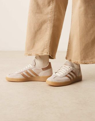 adidas Originals Handball Spezial - Sneaker in Beige und Metallic-Bronze-Grau