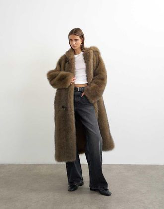 Topshop Faux-Fur Longline-Mantel mit Knebelverschluss in Braun