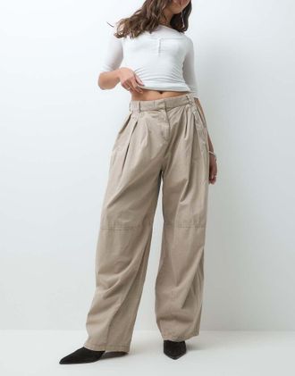 Weekday Barrel-Leg-Hose mit verstellbarem Riemen hinten in Beige-Waschung-Neutral