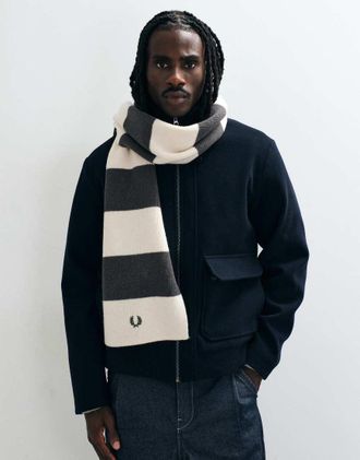 Fred Perry &eacute;charpe c&ocirc;tel&eacute;e &agrave; larges rayures grise et &eacute;cru-Multi