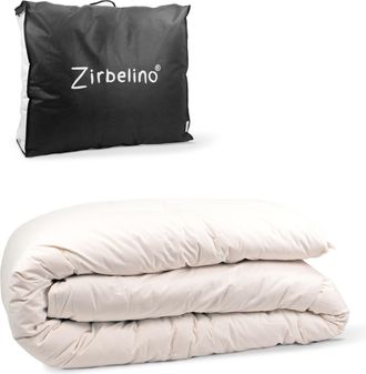 Zirbelino Zirbenbettdecke | 135x200cm für DE - für Sommer & Winter, angenehmes Gewicht | mit Bio-Schafwolle und Zirbenspänen, Bezug: Baumwolle | inkl. Aufbewahr