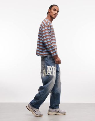 Aape By A Bathing Ape AAPE by A BATHING APE - Loose-Fit-Jeans aus Denim in verwaschenem Blau mit Logoprint
