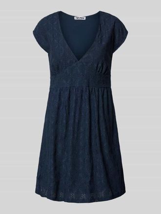 Review Kurzes Kleid mit V-Ausschnitt, Lochstickerei und gro&szlig;er Schleife