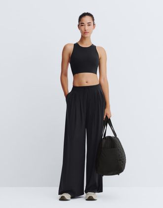 Oysho leichte Plissee-Hose mit weitem Bein in Schwarz