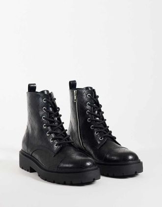 Asos Schn&uuml;rstiefel mit Zehenkappe und Profilsohle in Schwarz mit Pr&auml;gung