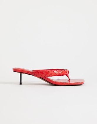 Topshop Emily - Sandaletten in Rot mit gewebtem Zehensteg und mittelhohem Pfennigabsatz-Wei&szlig;