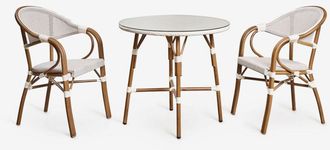 Sklum Brielle Bistro-Set mit 80 cm rundem Tisch und 2 stapelbaren Aluminium-Gartenst&uuml;hlen mit Armlehnen Beige Nude - Gardenia Wei&szlig; - Sklum