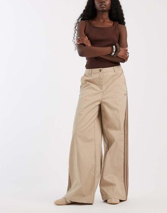 adidas Originals ma&szlig;geschneiderte Hose in hellem Khaki-Gr&uuml;n