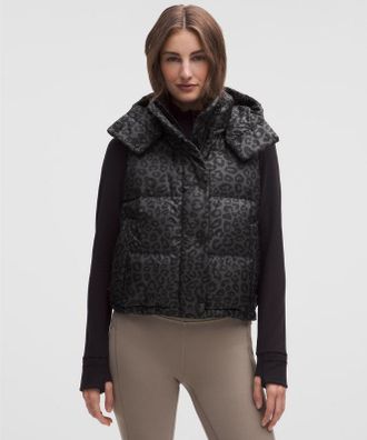 lululemon Crop-Pufferweste mit F&uuml;llkraft 600 Print f&uuml;r Frauen - Gr&ouml;&szlig;e 10 in Leopardo Shift Graphite Grey Multi