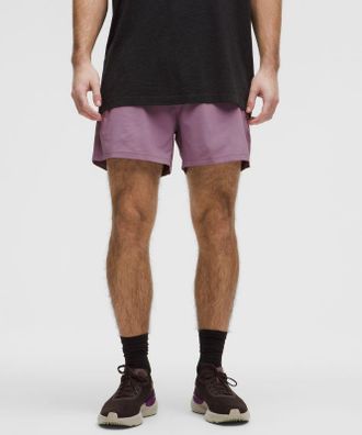 lululemon Pace Breaker Shorts mit Liner f&uuml;r M&auml;nner - 13 cm - Gr&ouml;&szlig;e M in Lavender Lux