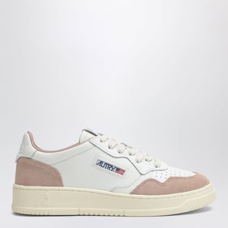 Autry Medalist Low Sneaker aus wei&szlig;em Leder und ros&eacute;farbenem Veloursleder