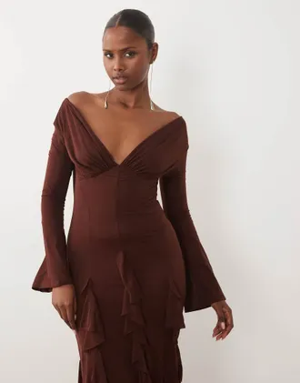Asos Maxikleid aus Stretch-Chiffon mit Carmen-Ausschnitt, langen &Auml;rmeln und Godets in Schokolade-Braun