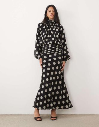 Asos robe longue en mousseline &agrave; col montant drap&eacute; avec lien au cou, imprim&eacute; pois monochrome oversize-Multi